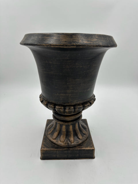 Resin Flower Pot on Square Base – Invio Fine Furniture Consignment